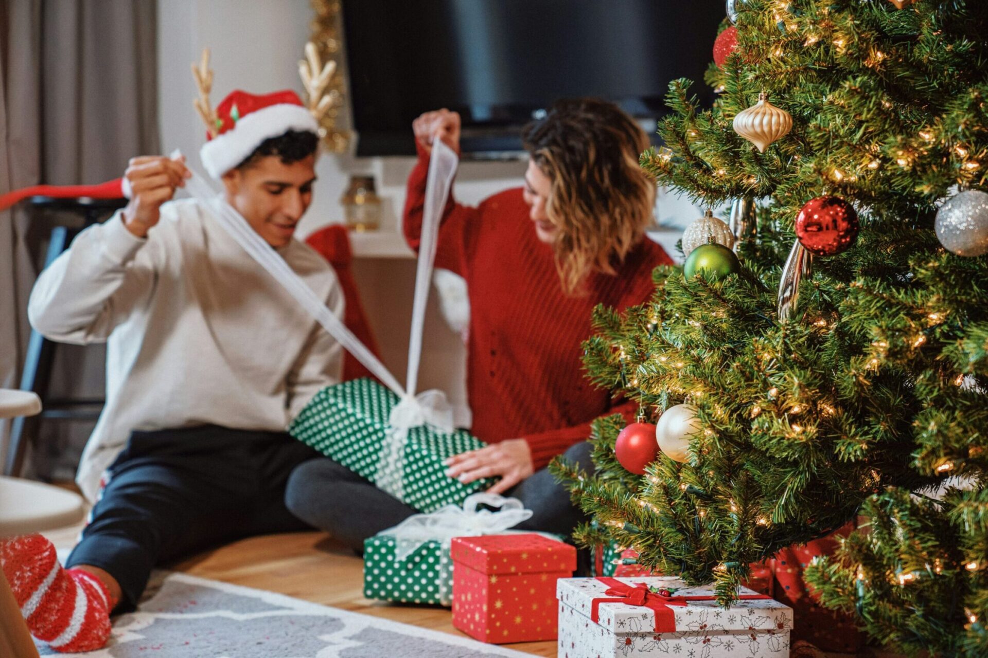 50 Cozy & Romantic Christmas Date Ideas for Couples | Vishishta Garg